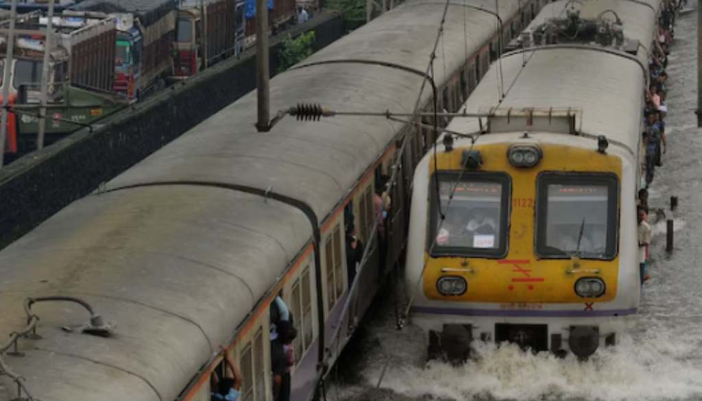 300 mm Rain in Mumbai Overnight: Severe Waterlogging, Many Trains Cancelled - Mumbaikar News