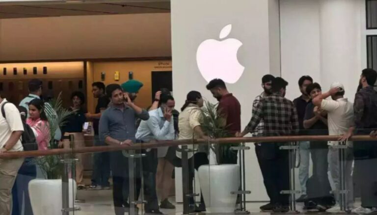 Enthusiastic Crowds Flock to Apple Stores in Mumbai and Delhi for ...